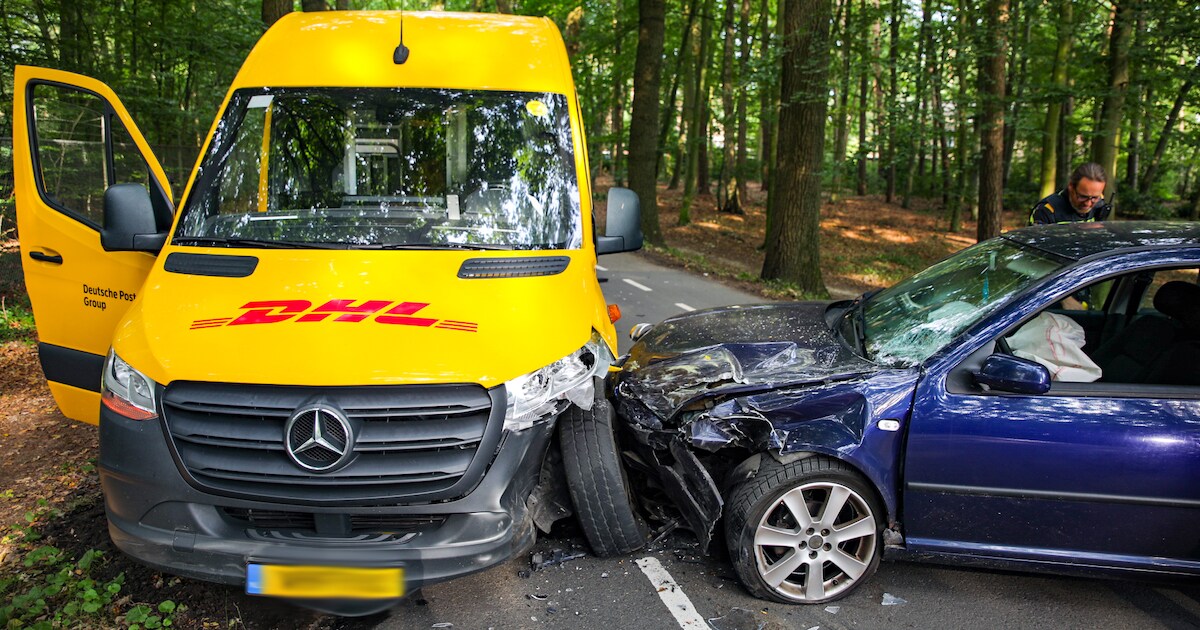 Auto en busje botsen op elkaar in Vaassen: weg weer vrij | Veluwe | De Stentor.nl