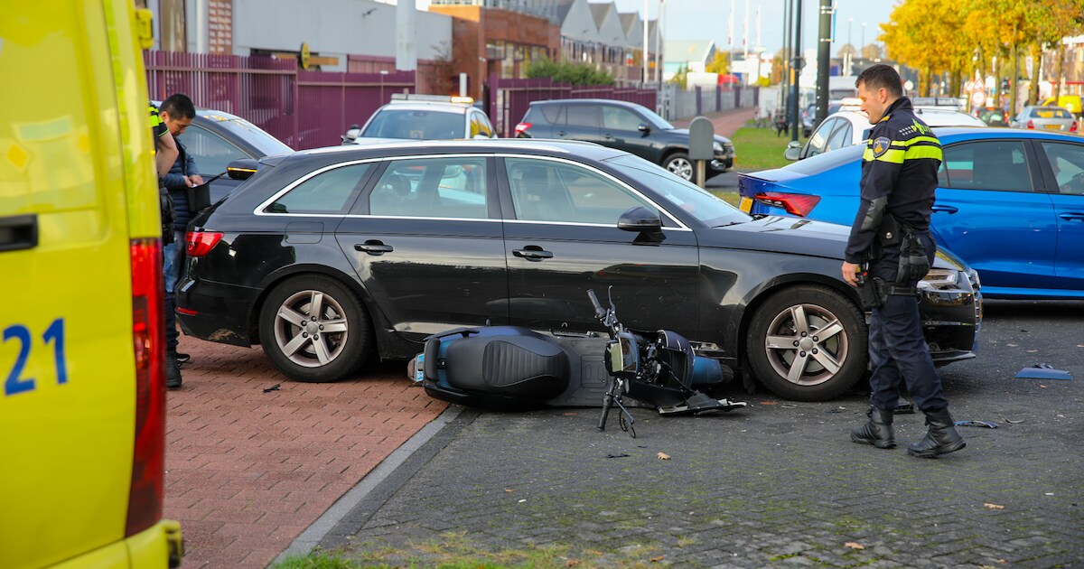 Scooterrijder gewond na botsing met auto bij uitrit in Apeldoorn | 112 ...