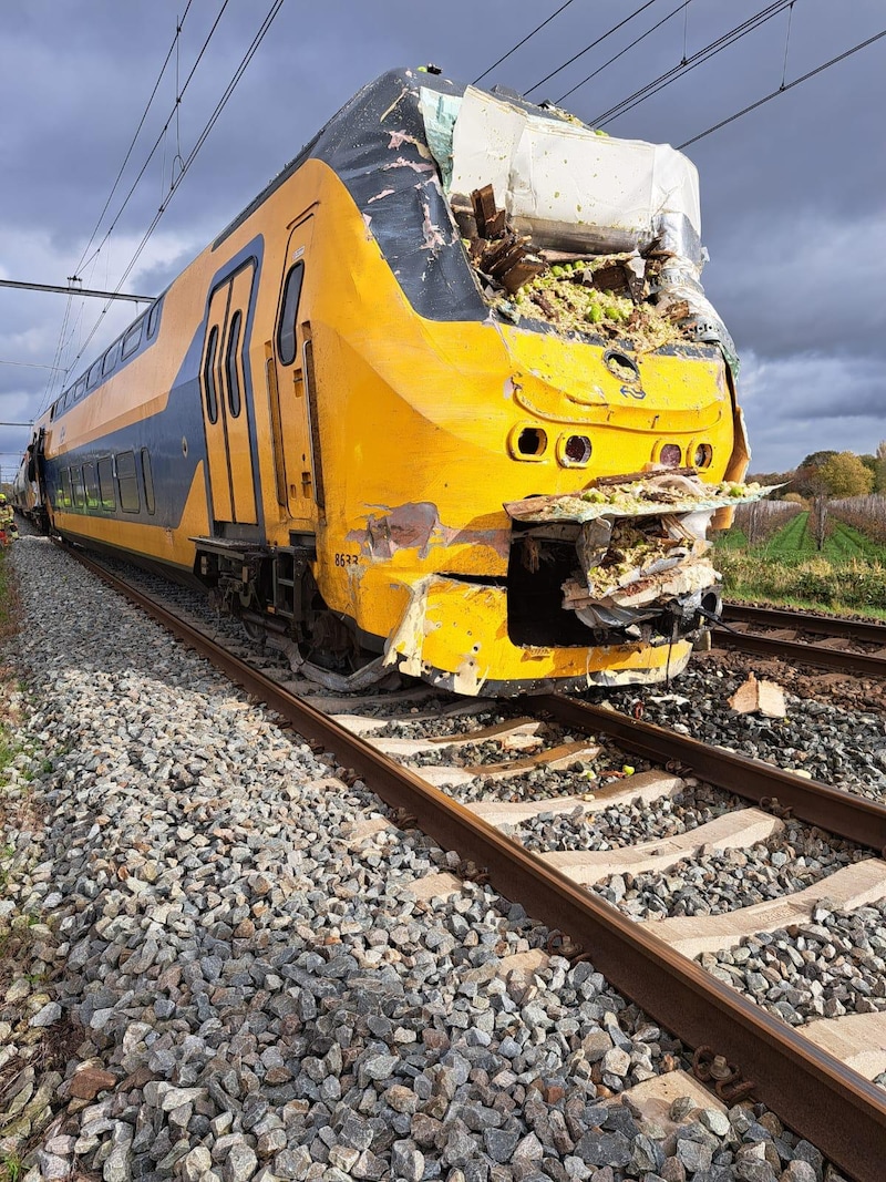 Vijf gewonden nadat trein vrachtauto ramt in Betuwe • ProRail start met ...