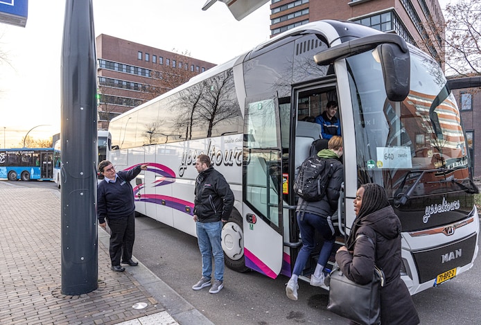 Leerlingen moeten lang wachten op eigen bus van Landstede in Zwolle ...