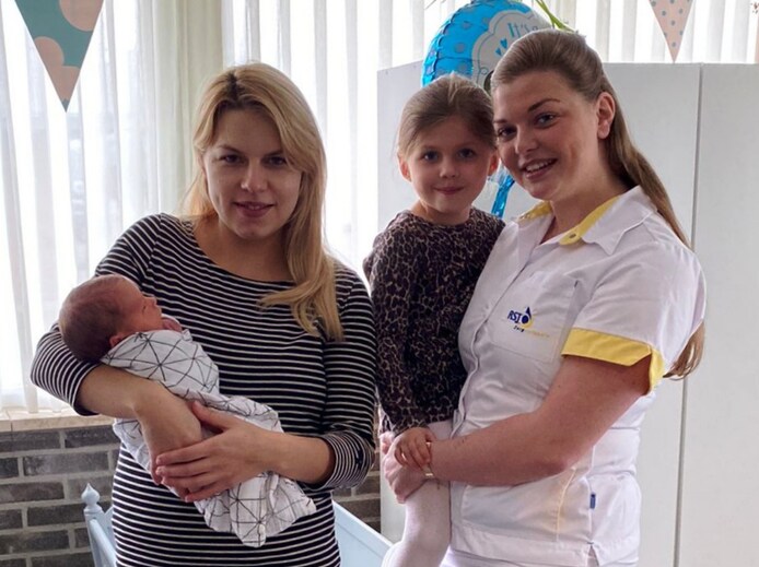 Anne-Jet uit Genemuiden kraamt ineens bij een gevluchte Oekraïense ...