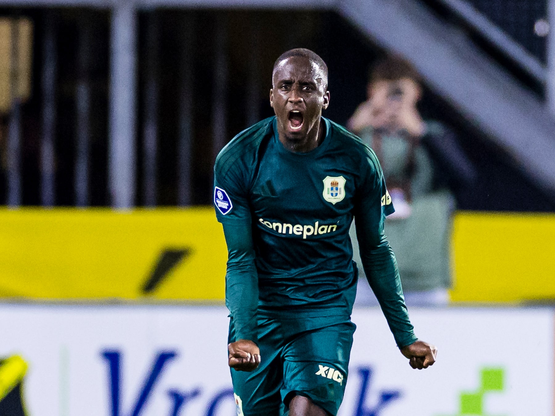 PEC Zwolle presenteert nieuwe shirtsponsor • Ryan Thomas en Koen Kostons trainen apart van de ...