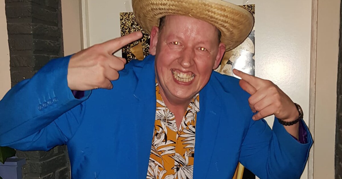 Zanger André Pronk naar de grond gewerkt tijdens optreden in Lemele ...