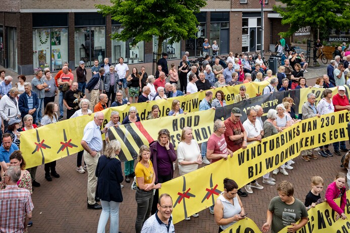 Na drie jaar dezelfde spandoeken tegen windmolens bij Borne: ‘Het ...