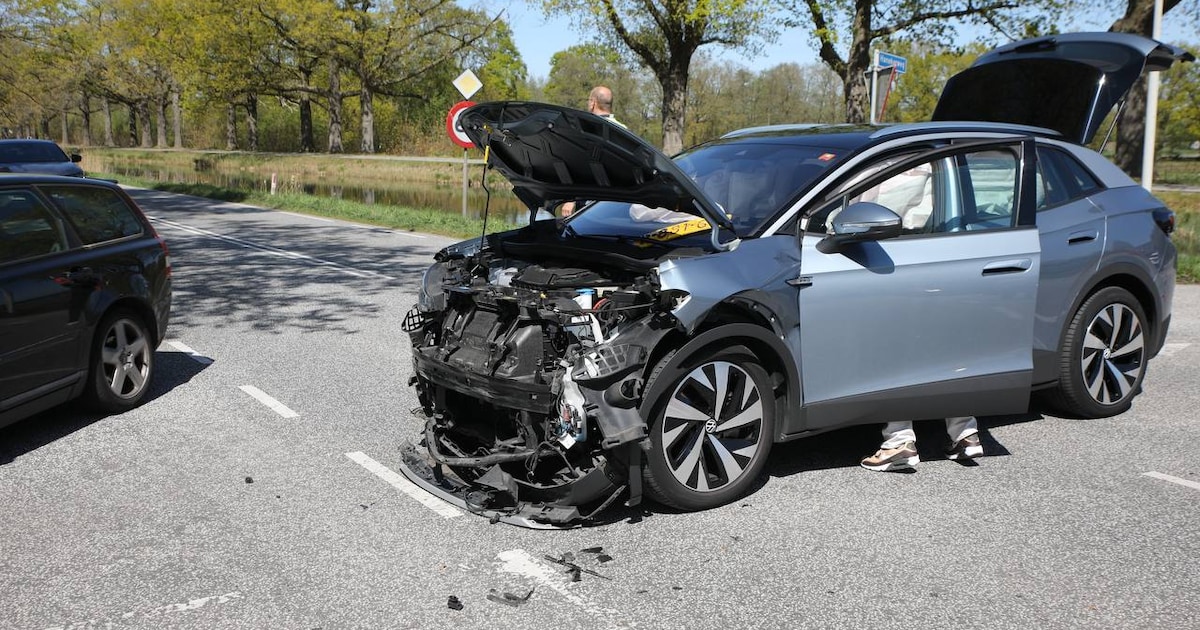 Auto flink in de kreukels na botsing bij Lieren | Regio | De Stentor.nl