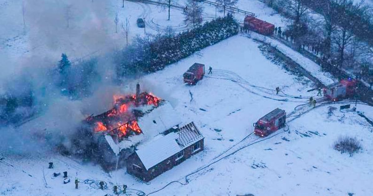 Uitslaande brand in Epe: woonboerderij gaat op in vlammen | Regio | De ...