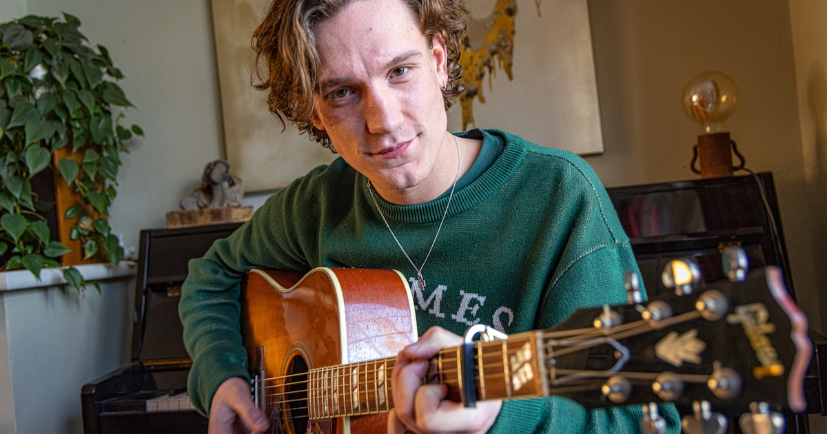 Micha (23) maakt furore in tv-talentenjacht: ‘In kledingkasten spelen ...