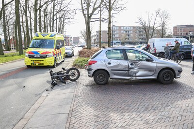 Flinke schade bij botsing tussen automobilist en brommerrijder in Emmen - Oozo.nl