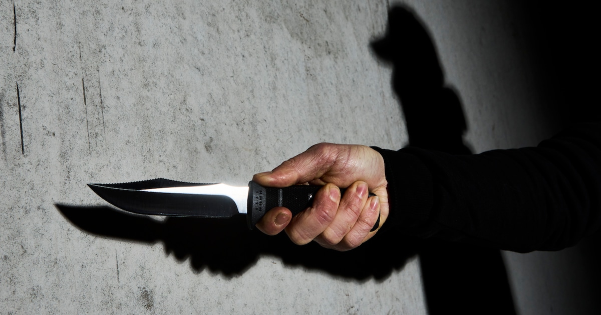 Jongen door zes mensen bedreigd met mes en beroofd van zijn spullen in ...