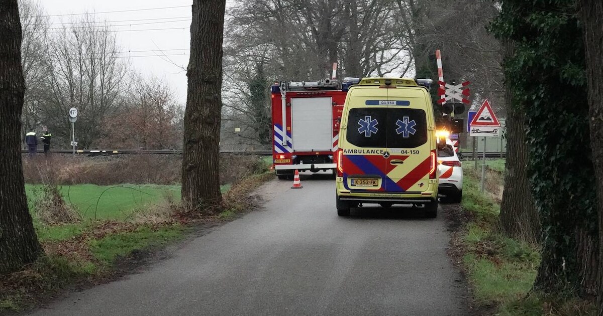 Auto en trein botsen op spoorwegovergang bij Gramsbergen, bestuurder ...