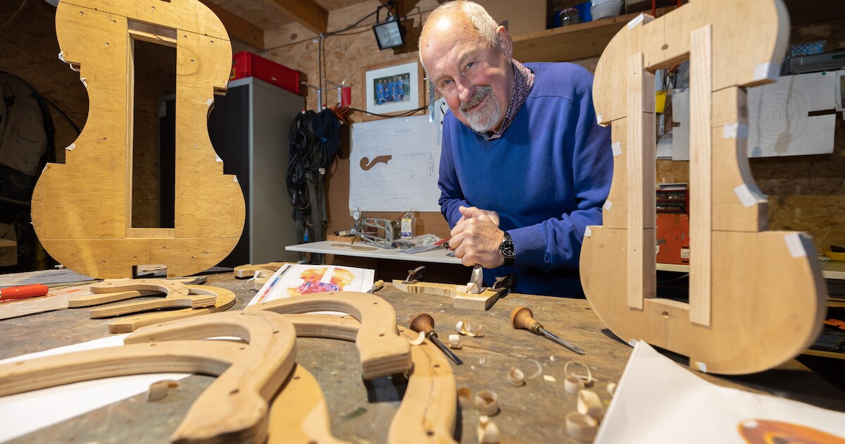 Gerrit Veerman (78) hoort voor het eerst zelfgebouwde Ferryman Strings ...
