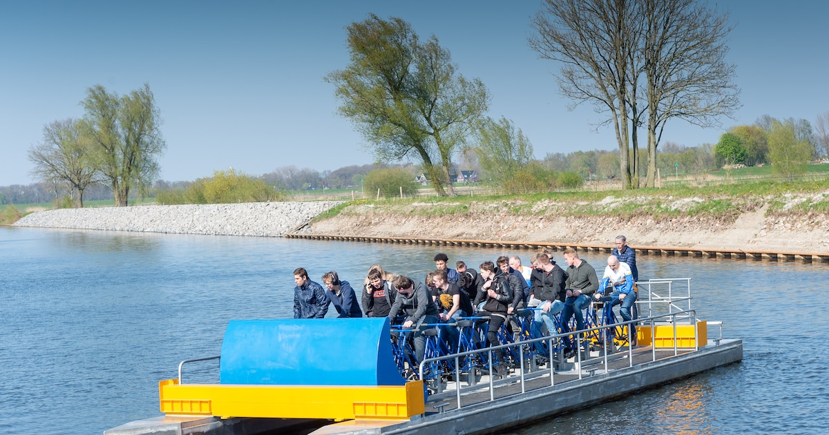 Grootste waterfiets ter wereld weer te water in Hattem | Hattem | De ...