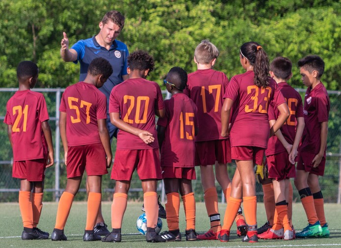 Zwolse voetbaltrainer Lars van Rijnberk geeft ‘Hollandse’ voetballessen ...