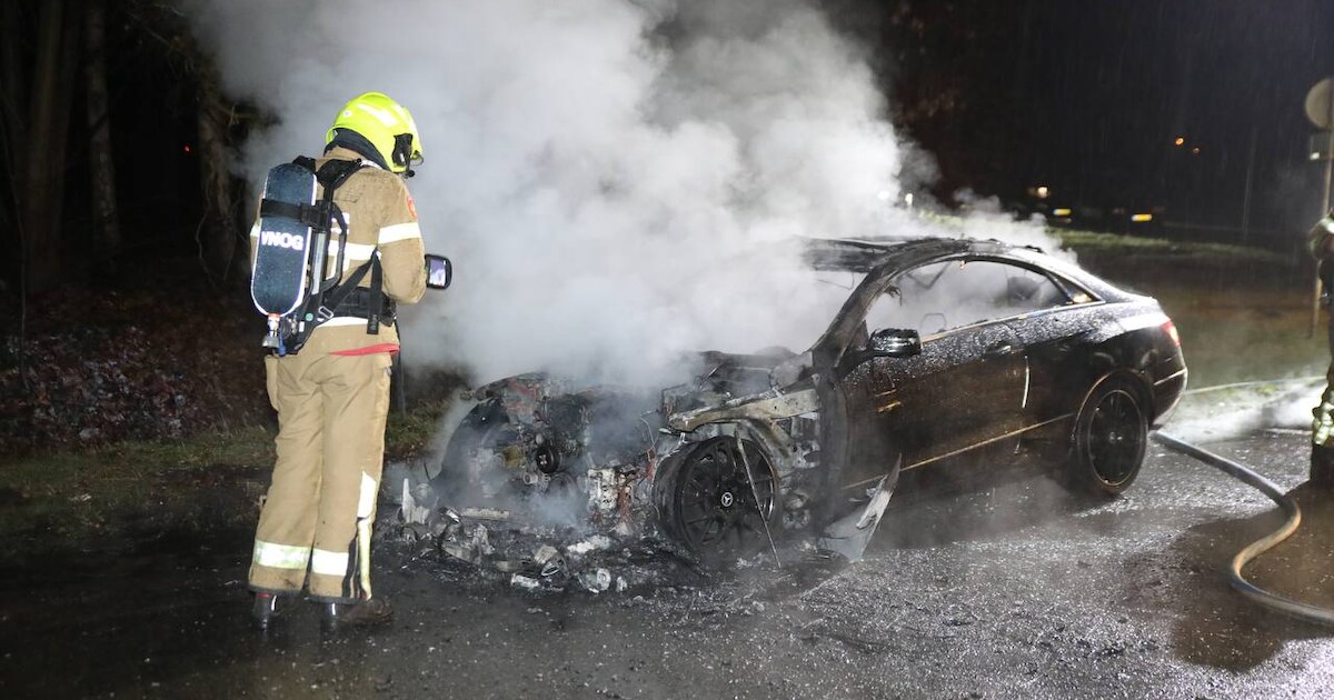Auto vliegt plots in brand in Apeldoorn: inzittenden weten te ontkomen ...