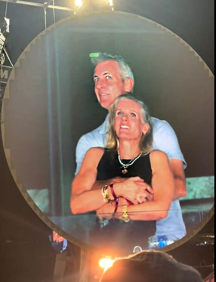 Bloedmooie meid die gewone jongen niet wil zoenen: kisscam levert wel vaker bijzondere momenten ...