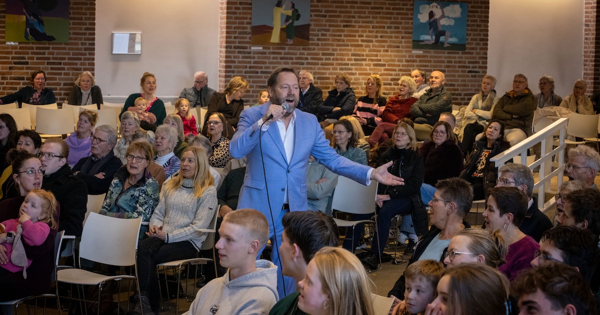 Dominee trekt pak en witte puntschoenen aan en zingt dan als Elvis voor ...