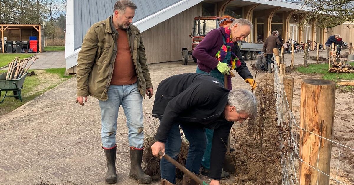Gedeputeerde toont ‘groene vingers’ en plant heggen op landgoed in Olst ...