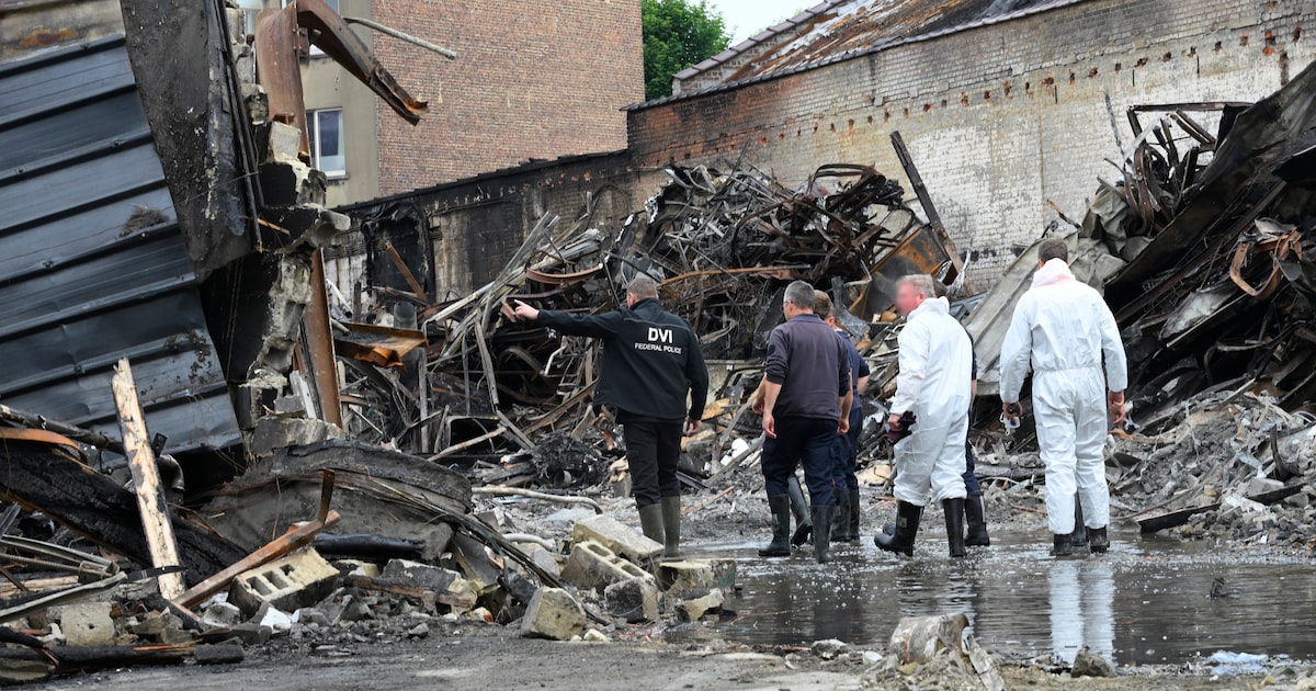 Nog twee lichamen gevonden onder puin van afgebrande loods in Brussel ...