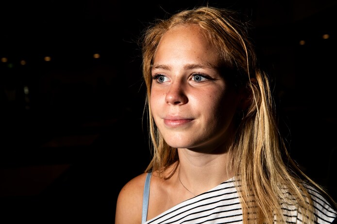 Saar (16) worstelde met de meiden om haar heen, tot een docent haar één ...