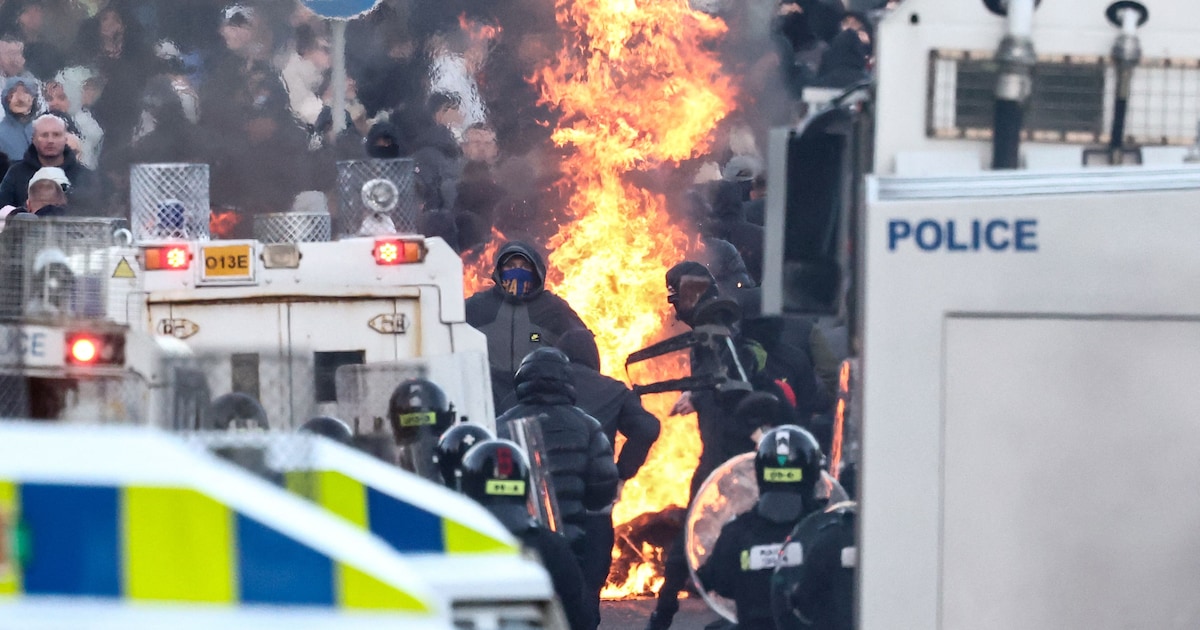 Opnieuw demonstraties in Noord-Ierland na mesaanval, betogers gooien ...