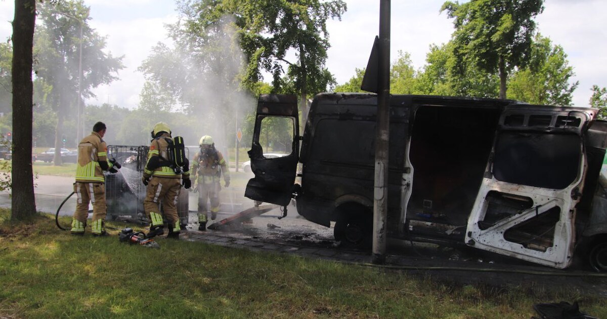 Busje van PostNL vol met pakketjes brandt volledig af in Zwolle | 112 ...