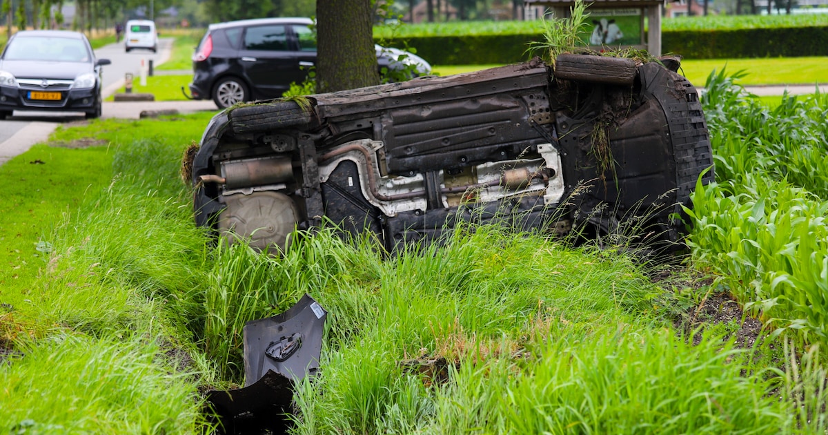 Auto komt op zijkant tot stilstand in Oene, vlak voor een boom | Regio ...
