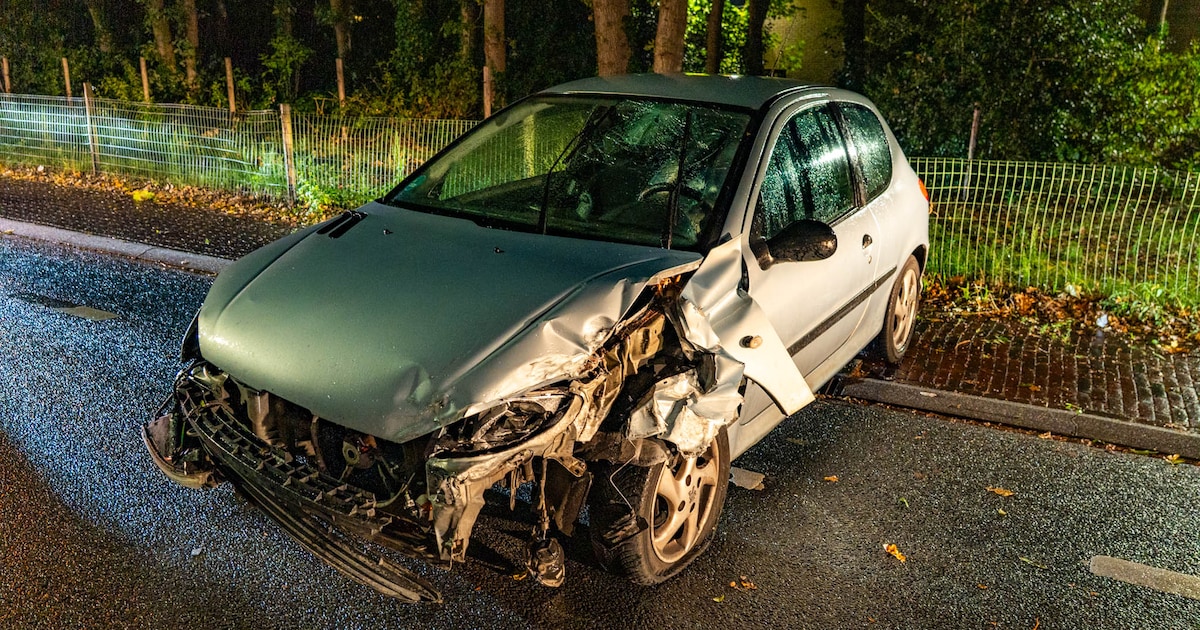 Auto vliegt uit de bocht en botst op vrachtwagen in Putten, bestuurder ...