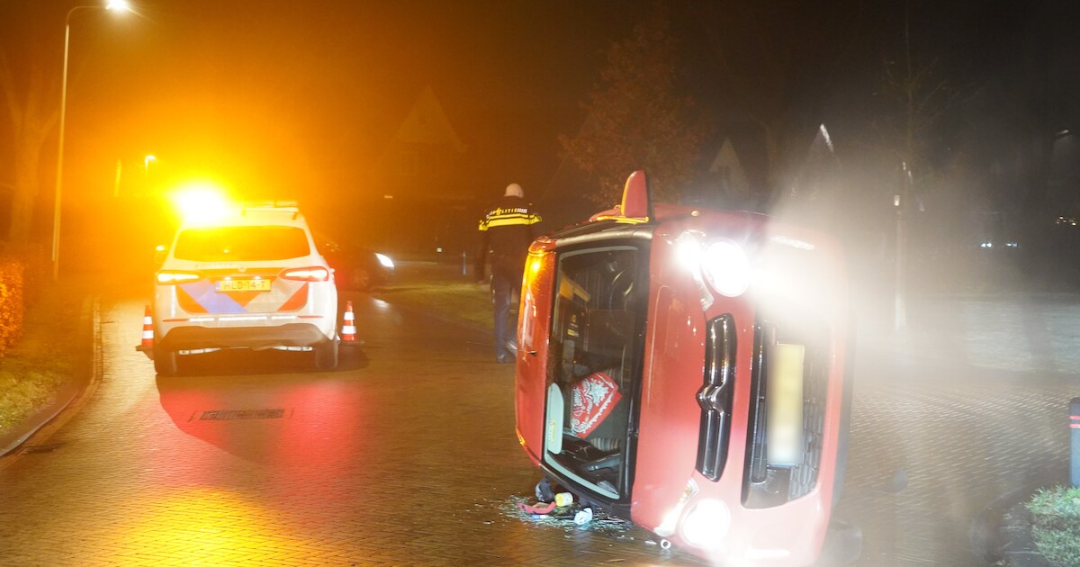Auto belandt op zijkant na botsing tegen paaltje in Staphorst | 112 ...