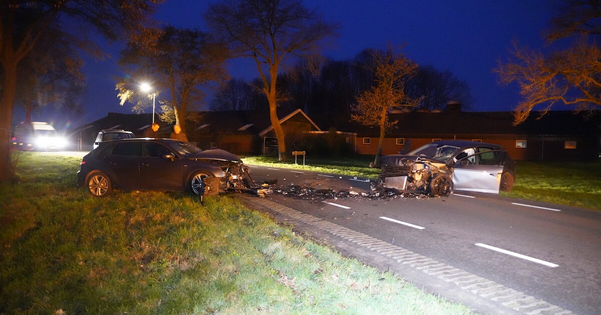 Auto’s botsen frontaal op elkaar in Staphorst: brokstukken op de weg, gewonde naar ziekenhuis ...