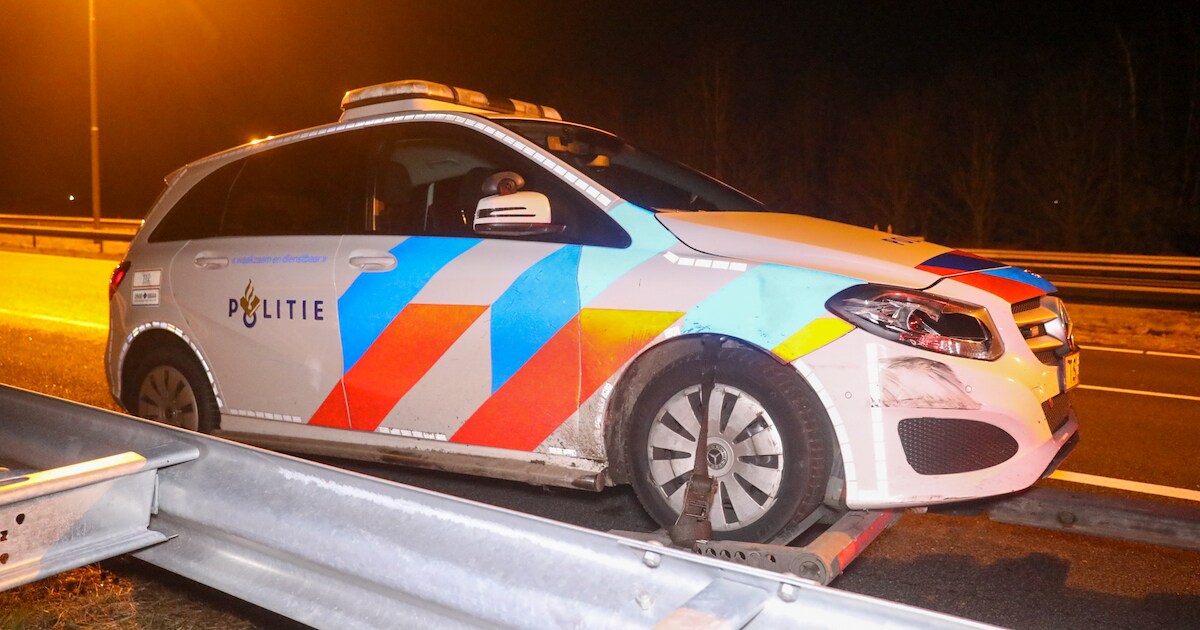 Man (22) reed in op politieauto en bespuugde agent bij Apeldoorn ...