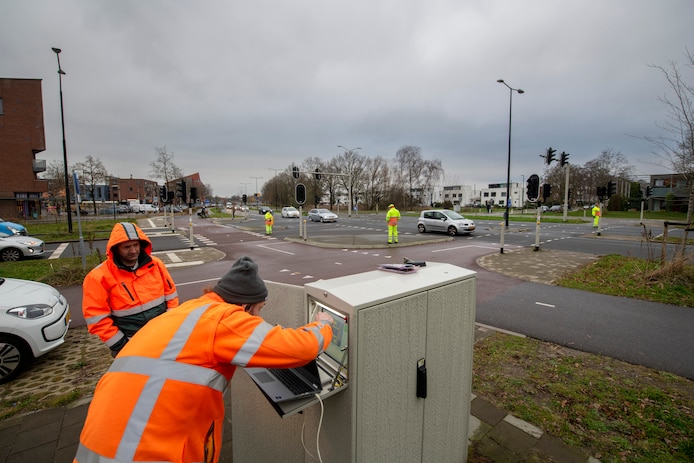 Verkeerslichten op kruispunten in Apeldoorn worden ‘slimmer’ gemaakt (en dit merk je daarvan ...