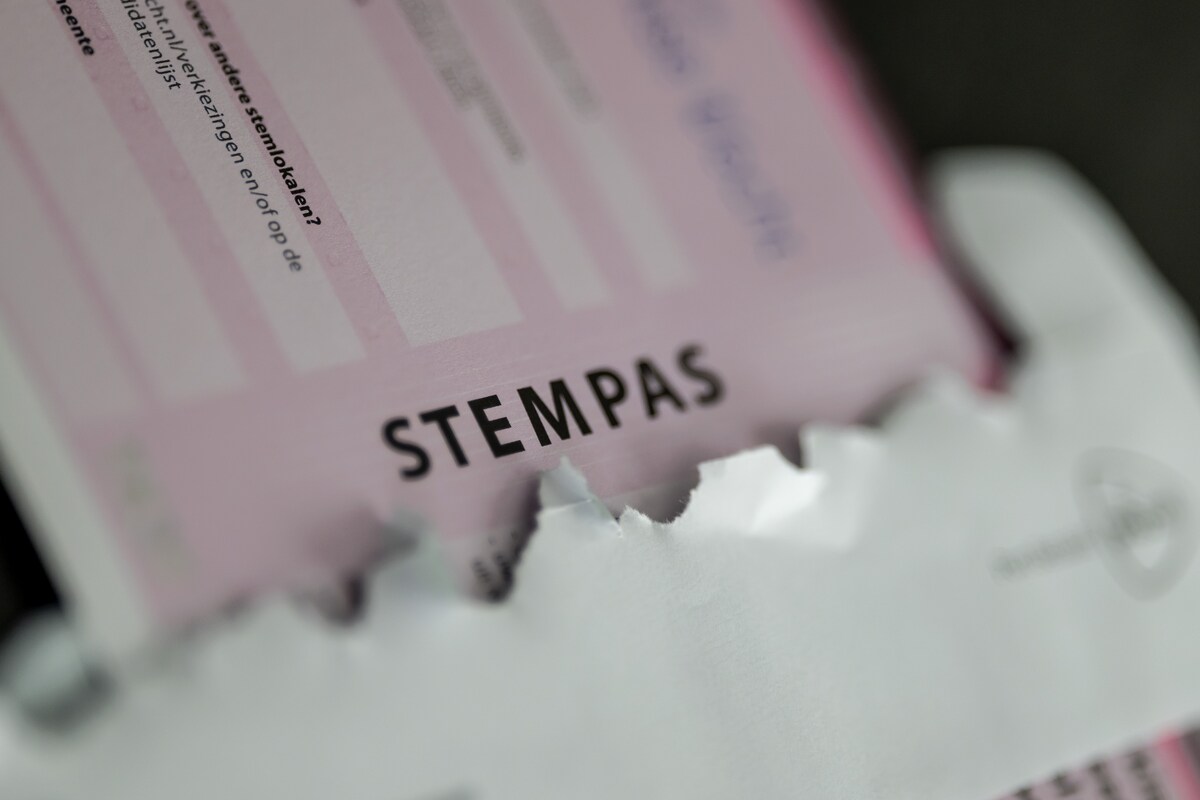 Stemgerechtigden in gemeente Voorst ontvangen stempas | Voorst | De ...