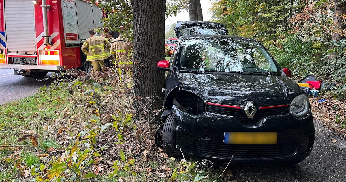 Auto raakt bij Twello van de weg en kantelt na botsing tegen boom ...