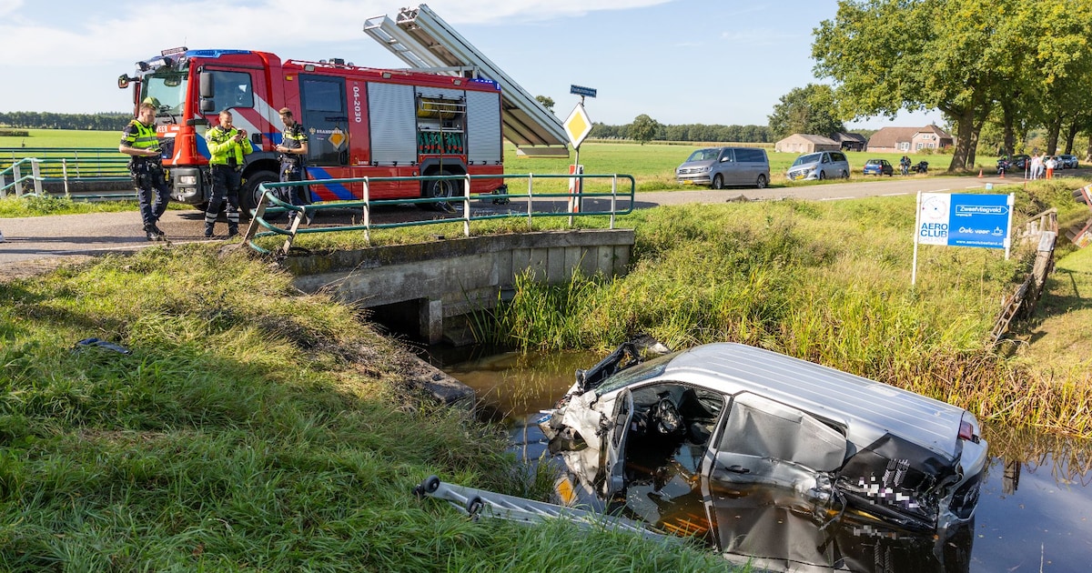 Zwaar ongeluk in Lemelerveld: busje belandt in vaart na botsing met truck | 112 nieuws Dalfsen ...