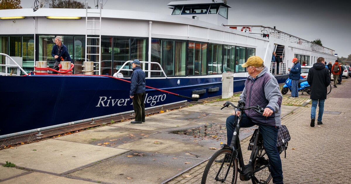 Boot voor vluchtelingen arriveert in Meppel, niet iedereen is blij ...