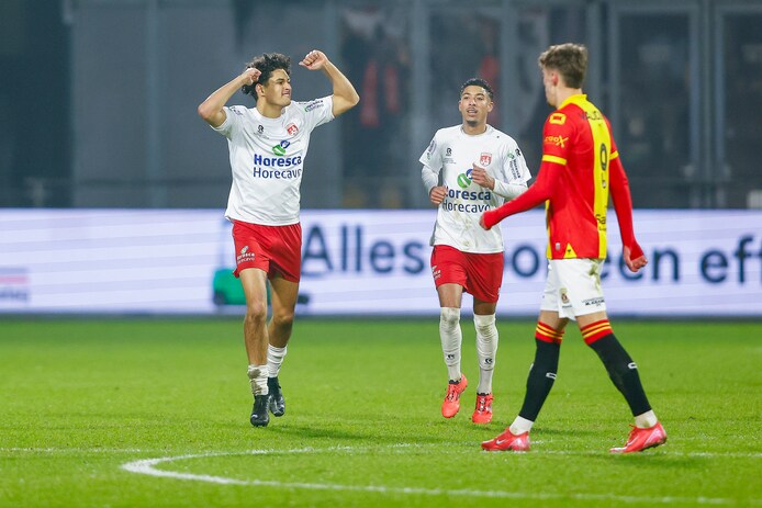 Ruben Marbus maakt bijzonder doelpunt in bekerwedstrijd Go Ahead Eagles ...