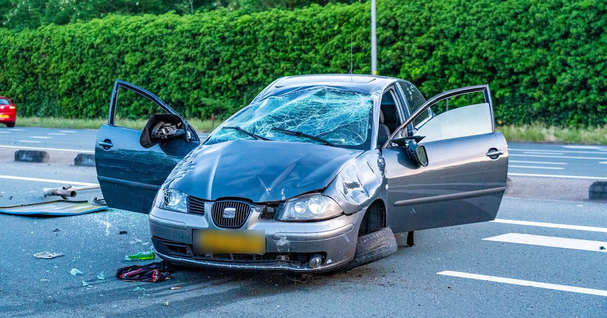 Harde crash bij Harderwijk, auto slaat meermaals over de kop ...