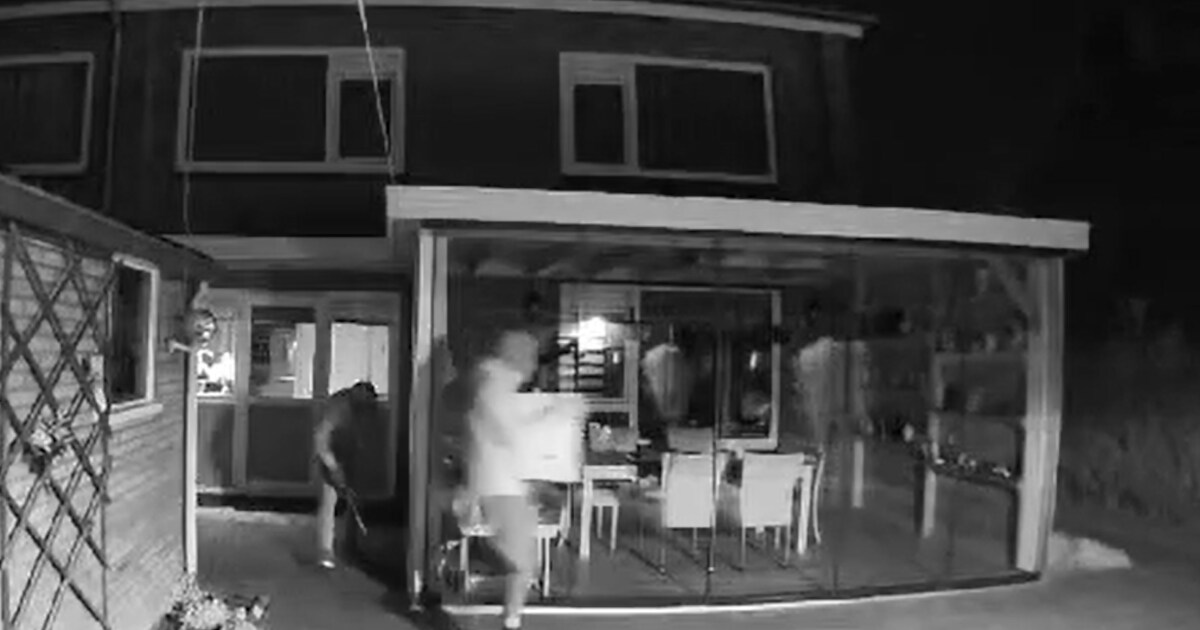 Aartje (81) ziet hoe inbrekers kluis uit haar woning halen, maar ze kan ...