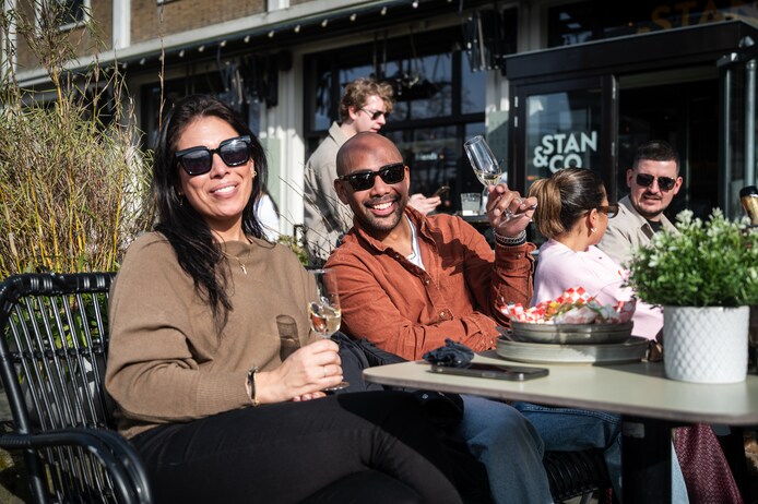Genieten van de eerste lentedag op het terras: ‘Dat mag wel even ...