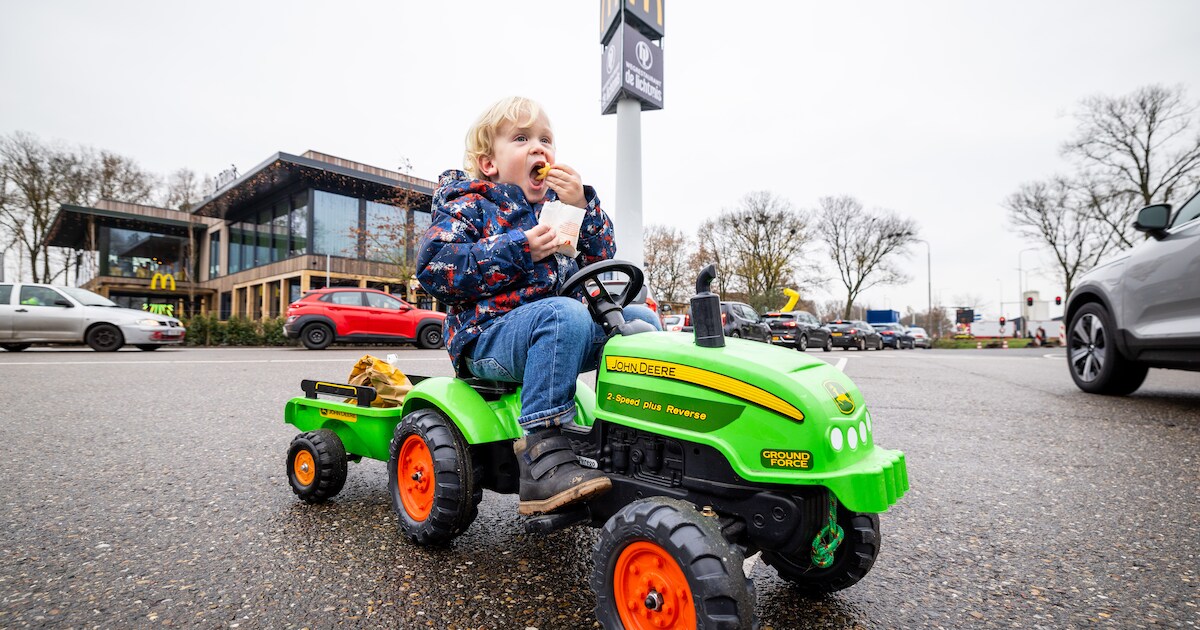 Teun (3) rijdt op trekker door McDrive, dan volgen een knalroze limo en ...