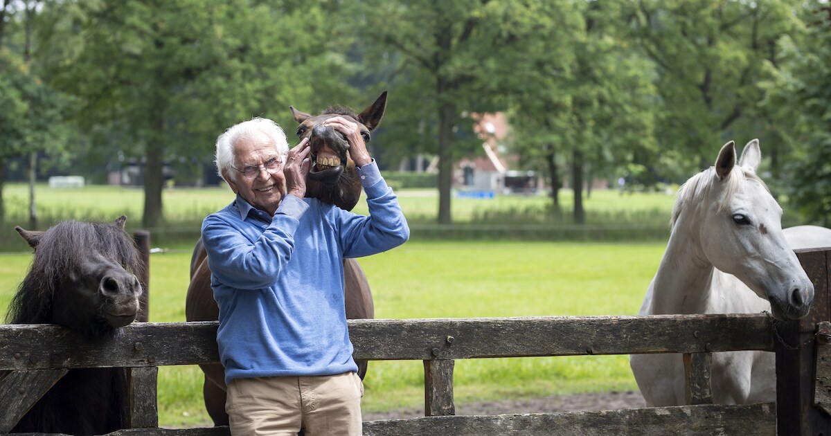 Boer Bert werd 100 jaar geleden geboren op de Veluwe en maait nog ...