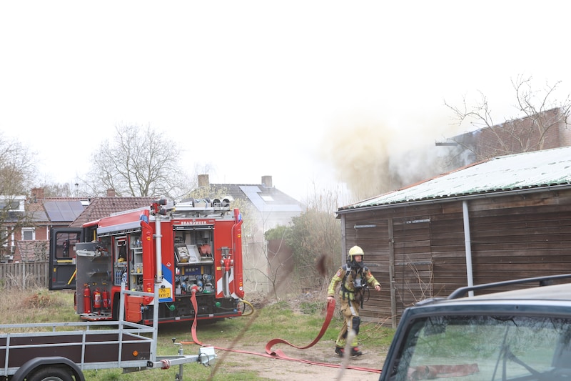 Grote uitslaande brand in loods achter woningen in Nijverdal; brandweer ...