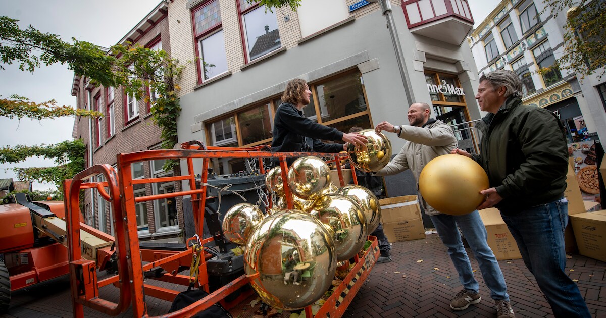 Gouden kerstbal­len als symbool voor verande­ring in Apeldoorn: ‘Komt ...