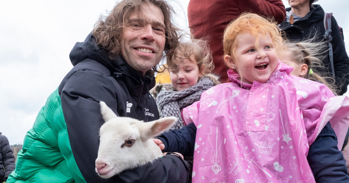 Schaatsicoon Gerard van Velde adopteert schaap Wolf in Heerde | Heerde ...