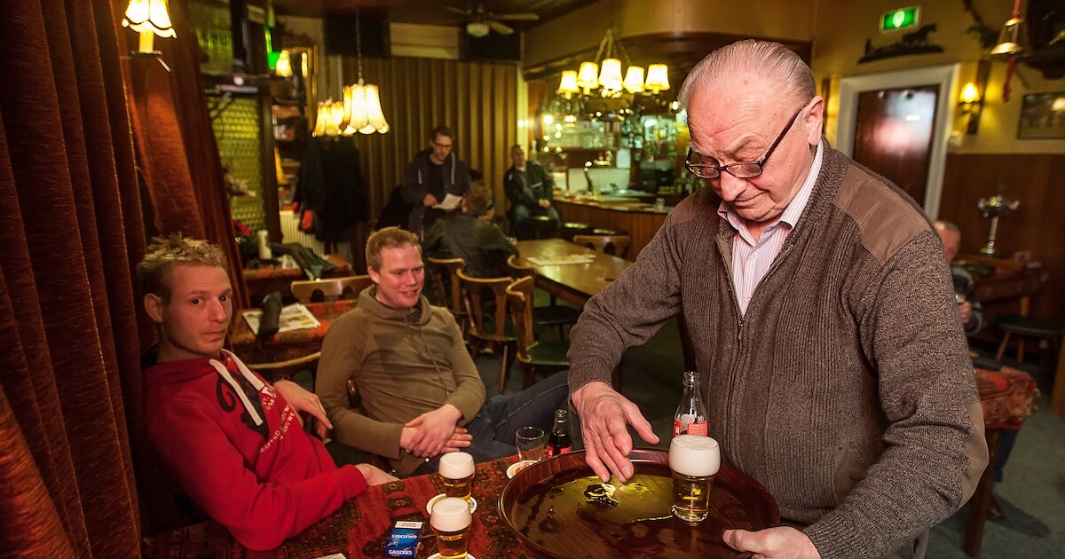 ‘Boer Biet’ (89) overleden, de oudste kroegbaas van de regio: hij ...