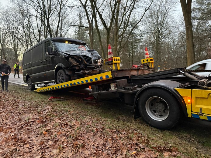 Auto's botsen frontaal op elkaar op N302 bij Harderwijk | 112 nieuws Harderwijk | destentor.nl