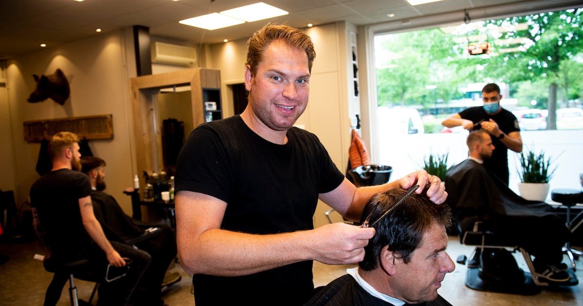 Hans (37) is blij dat hij weer mag knippen, maar mist vooral de ...