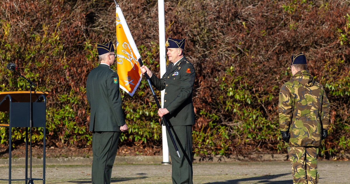 Nederlands leger heeft weer zelfstandige afdeling artillerie: vaandel ...