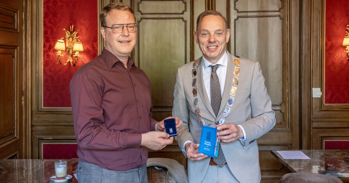 Karst Vaartjes neemt afscheid van 4 mei comité met Deventer Stadsspeld ...