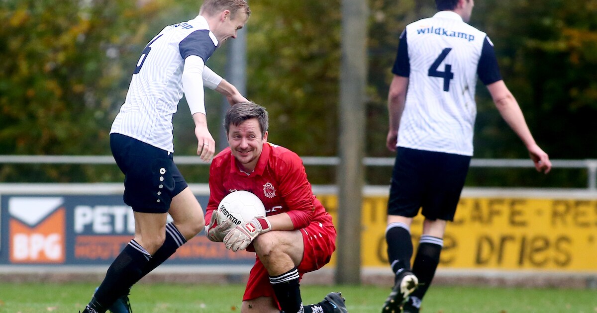Nick Lamberink uit Lutten 2 heeft als invaller-doelman in het eerste ...